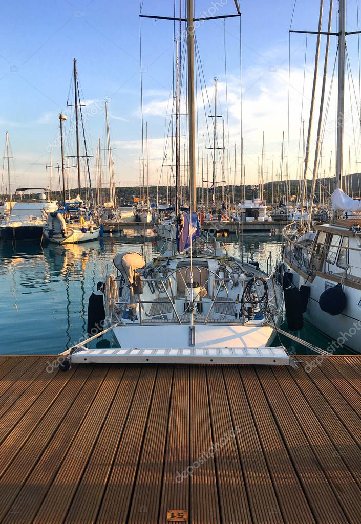 Barcos anclados en el muelle 2023