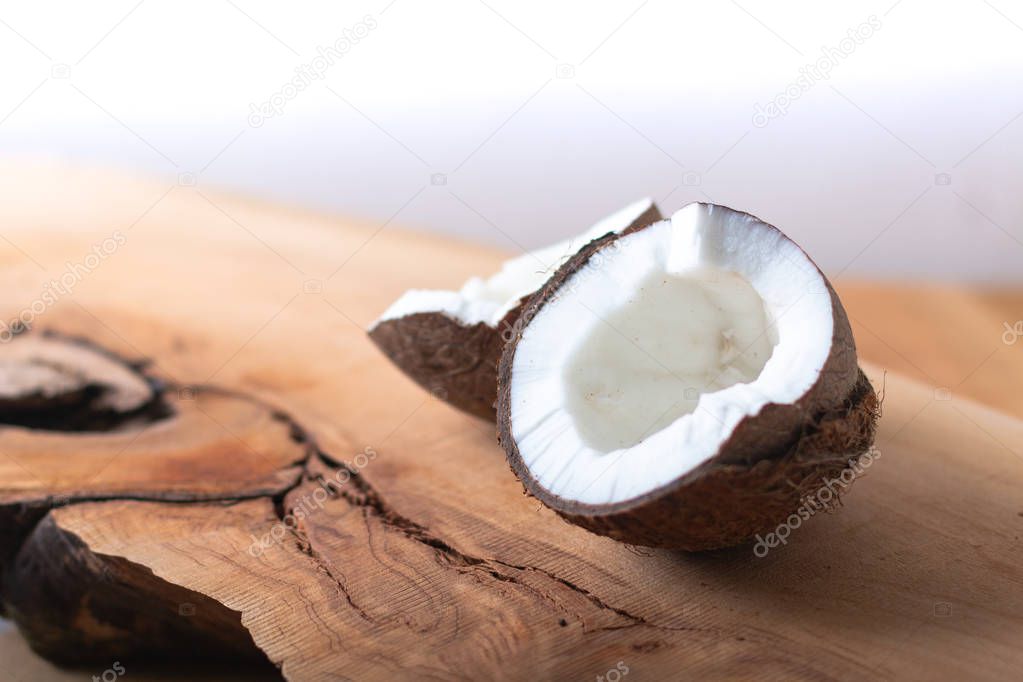 Fruta de coco tropical orgánica única entera sobre fondo wodden con ...