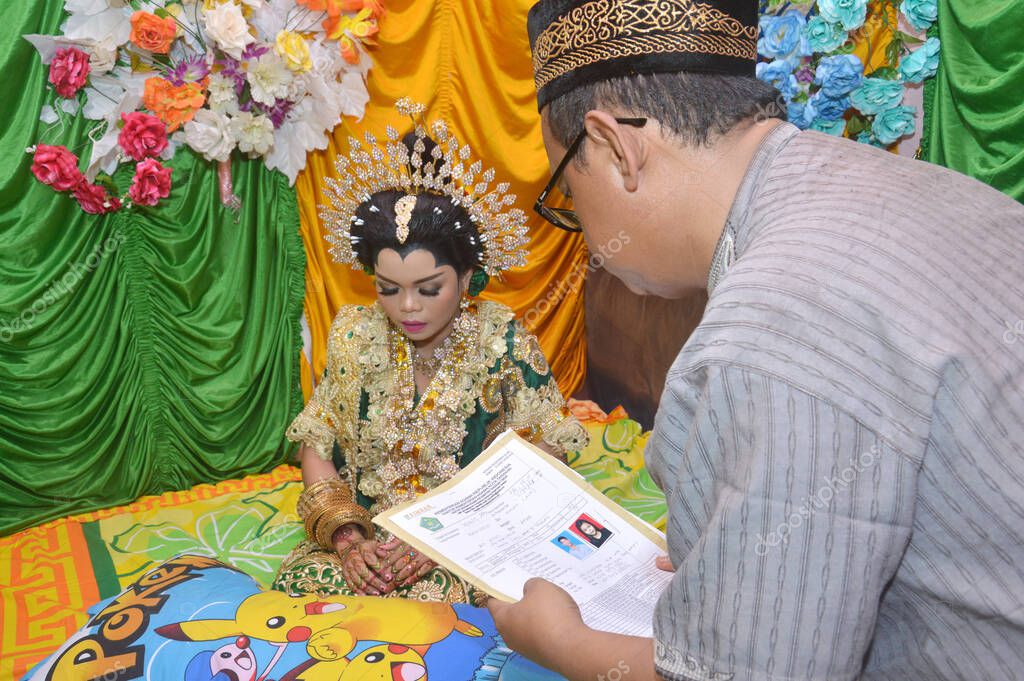 TARAKAN - INDONESIA, 30 DE SEPTIEMBRE DE 2017: entregar el mandato de ...