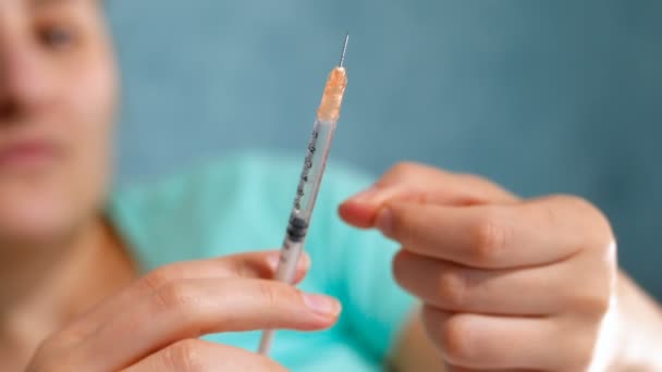 Filling syringe from vial — Stock Video © matehavitaliy #357459492