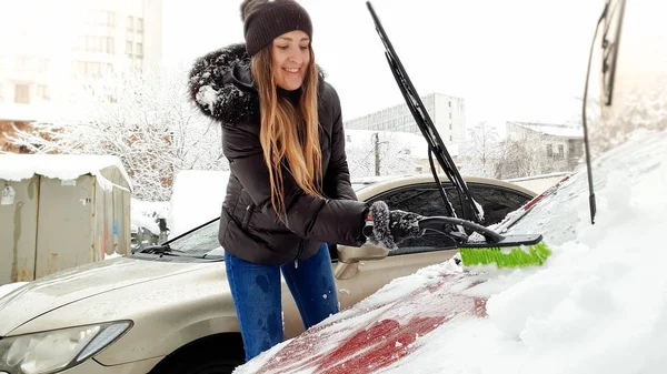 Femme neige automobile Stock Photos, Royalty Free Femme neige ...