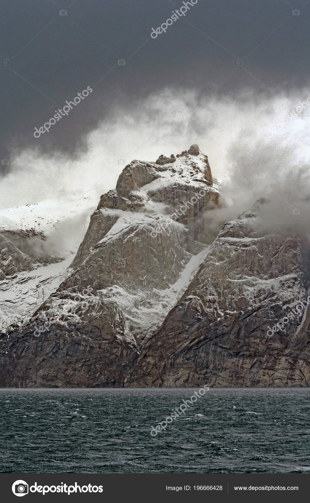 Pico Montaña Enmarcado Por Las Nubes Fiordo Sam Ford Isla — Foto de ...