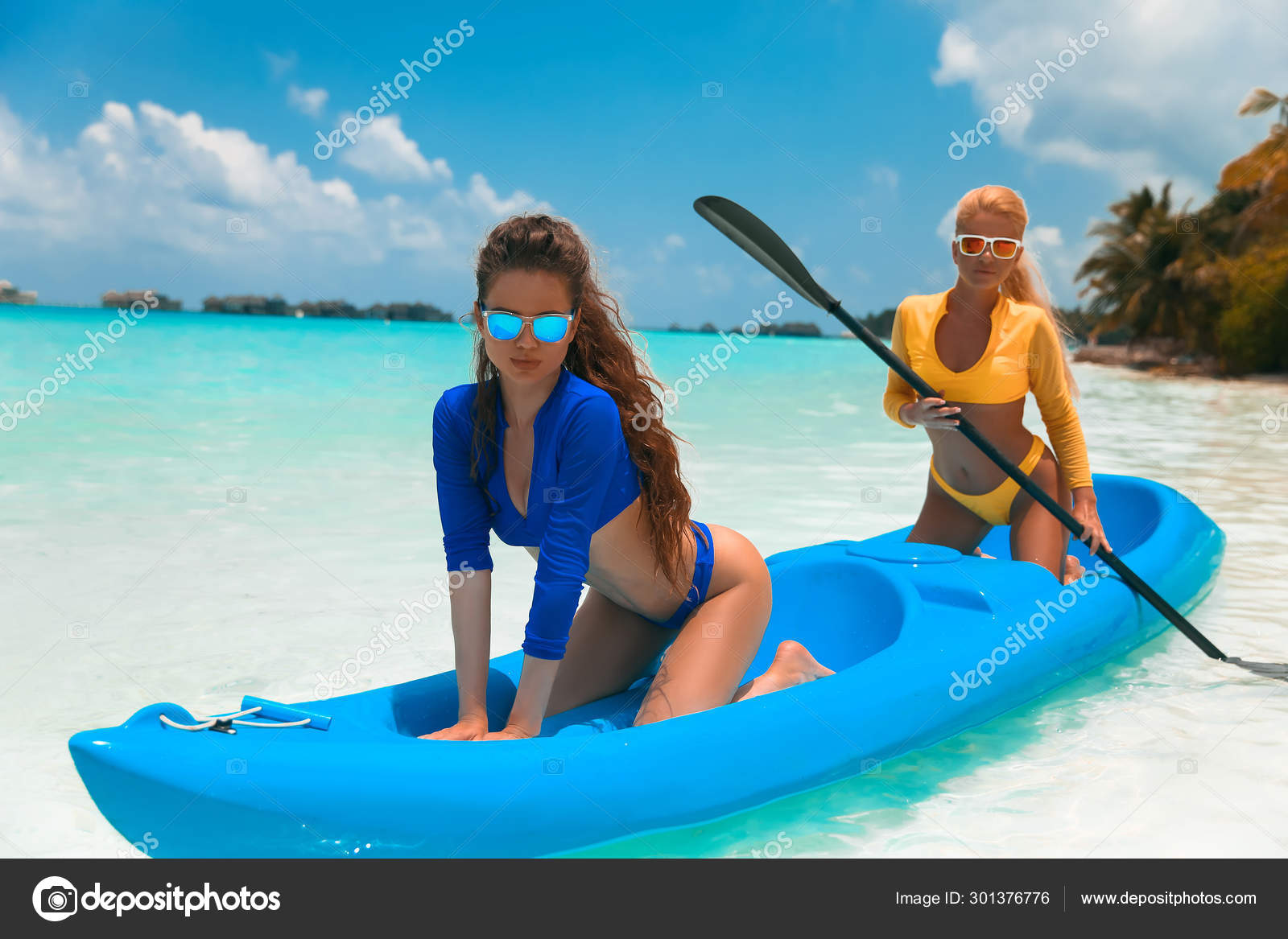 Dos Modelos De Bikini Sexy En Traje De Baño Posando En Kayak En