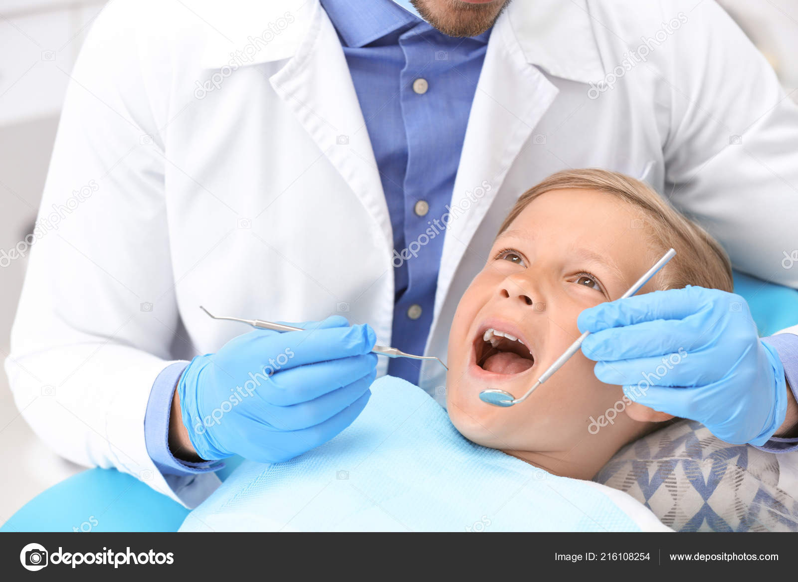 Dentist Examining Little Boy's Teeth Clinic — Stock Photo © serezniy ...