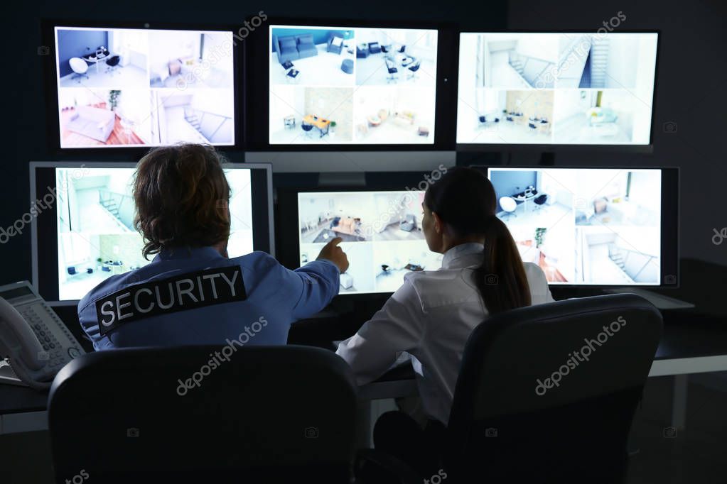 Guardias de seguridad monitoreando c maras de CCTV modernas en la sala de vigilancia 2024