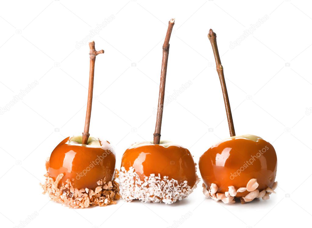 Deliciosas manzanas de caramelo con ramas de árbol sobre fondo blanco 2022