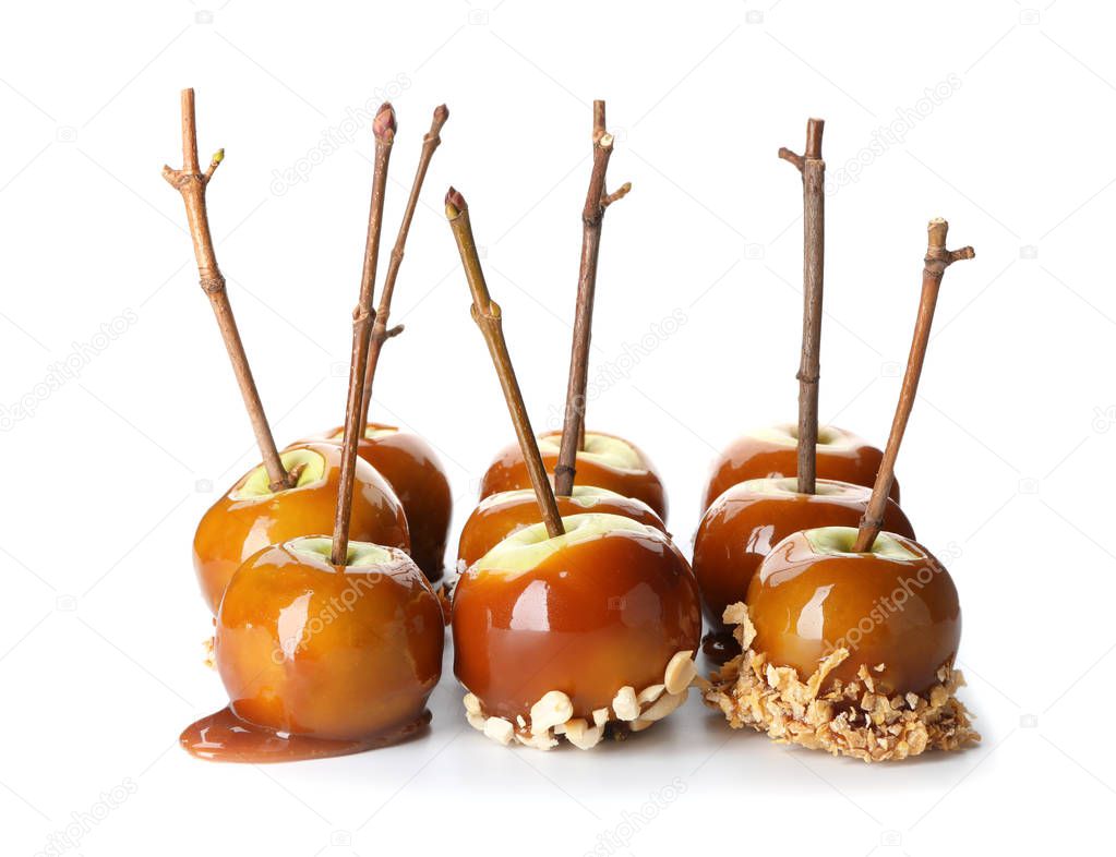 Deliciosas manzanas de caramelo con ramas de árbol sobre fondo blanco 2022