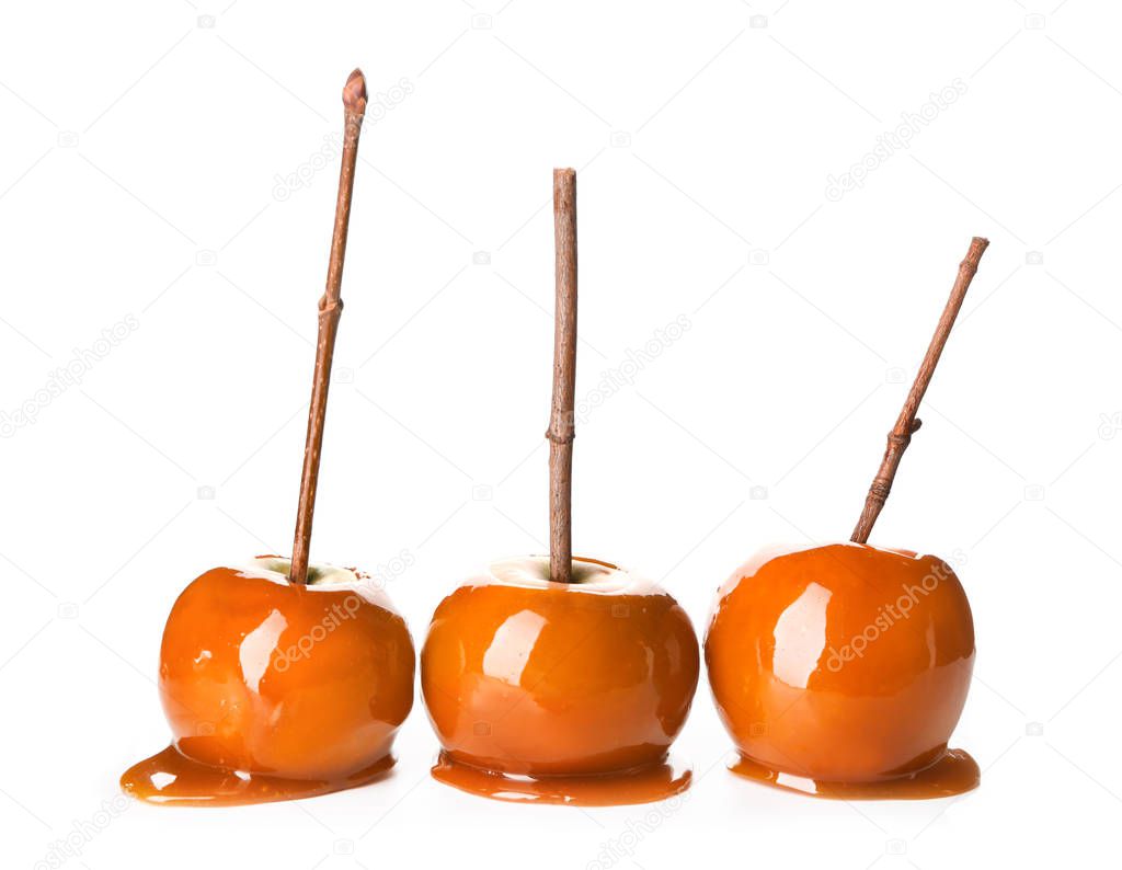 Deliciosas manzanas de caramelo con ramas de árbol sobre fondo blanco 2024