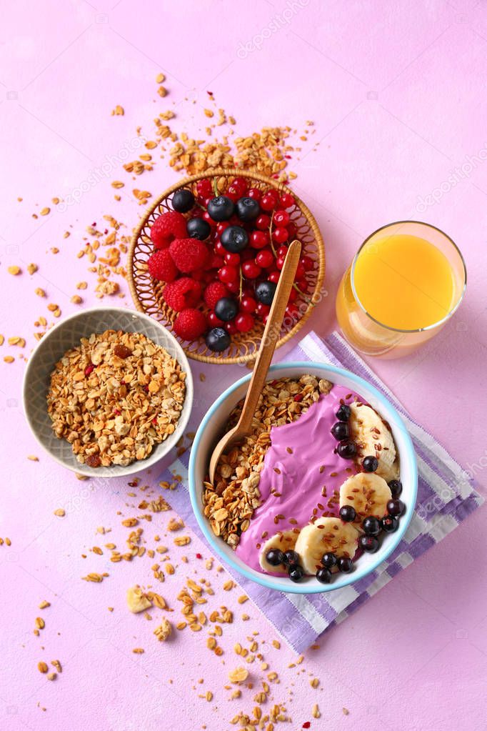 Composición con sabroso batido de acai sobre fondo de color 2023