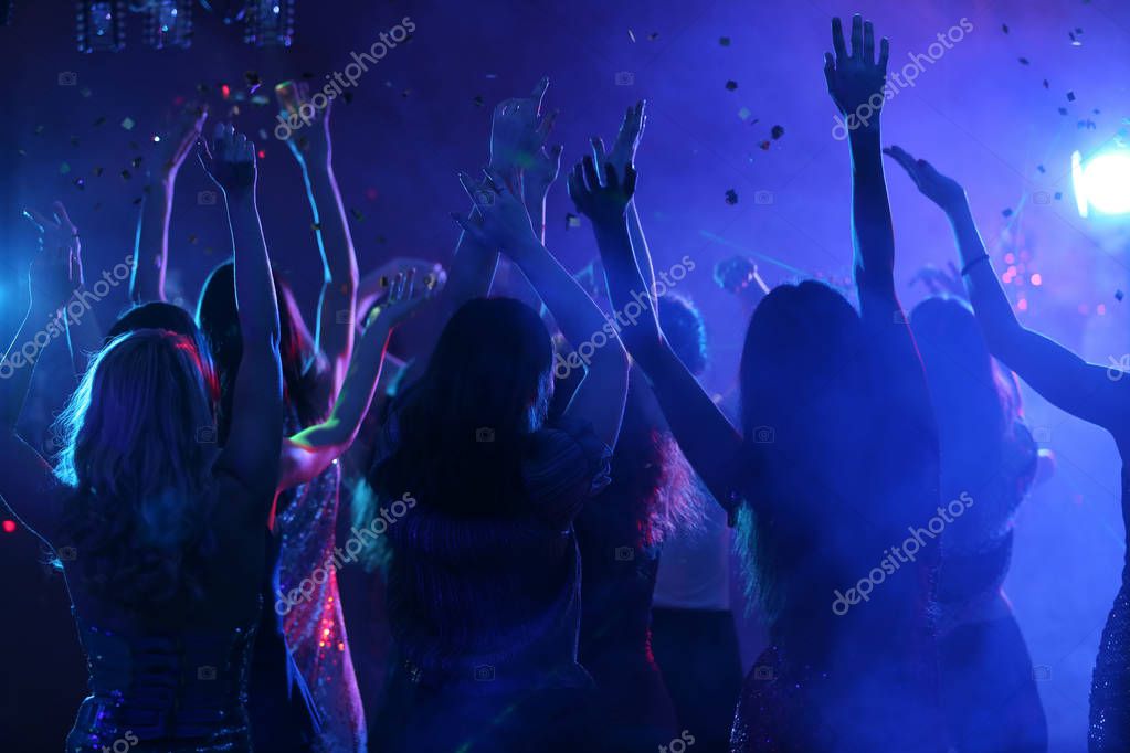 Hermosas Mujeres Jóvenes Bailando En El Club Nocturno 2022