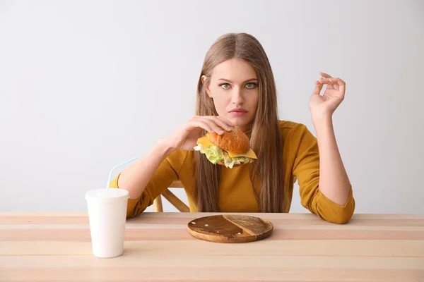 Mujer almorzando fotos de stock, imágenes de Mujer almorzando sin ...