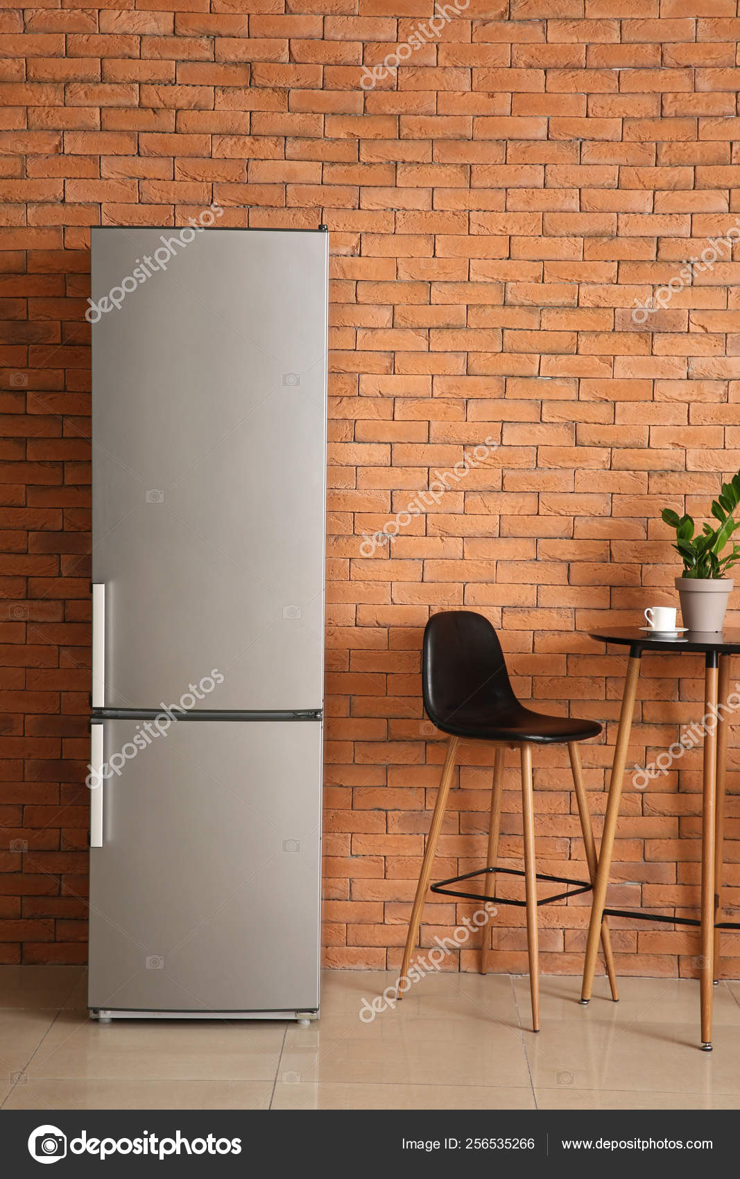 Moderna nevera, mesa y silla en la cocina: fotografía de stock ...