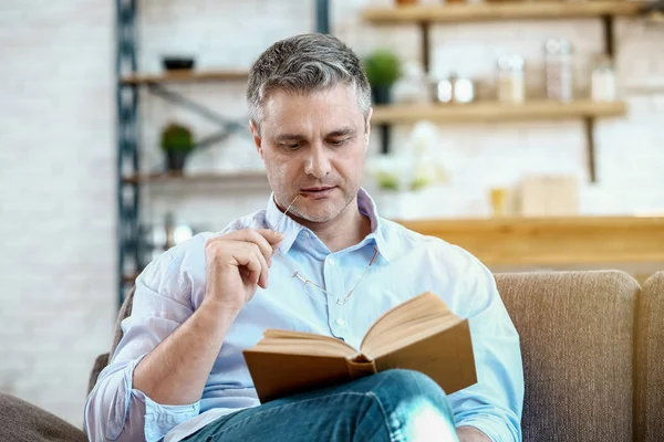 Man reading Stock Photos, Royalty Free Man reading Images | Depositphotos