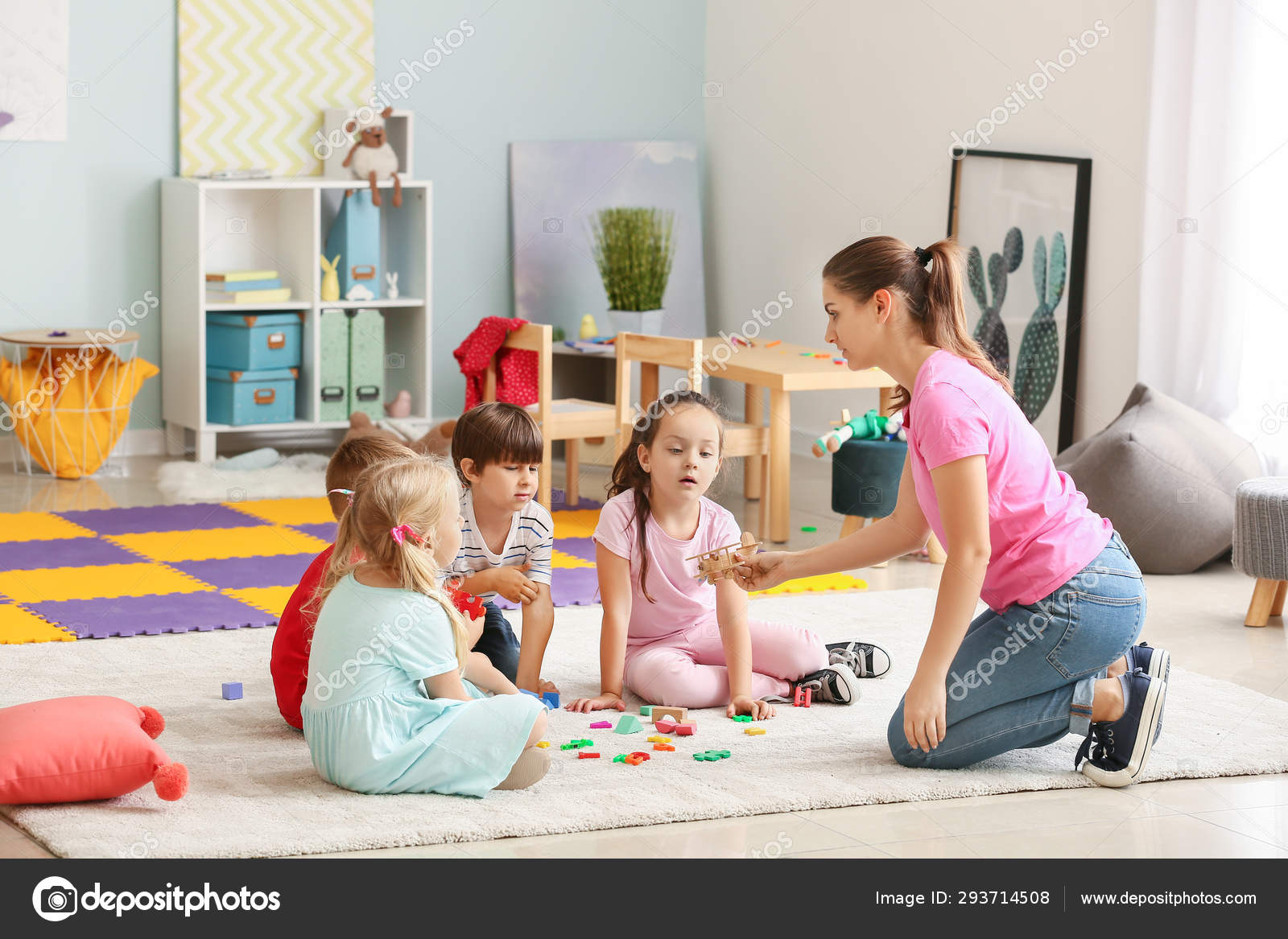 Lindos niños pequeños aprendiendo cartas en el jardín de infantes ...