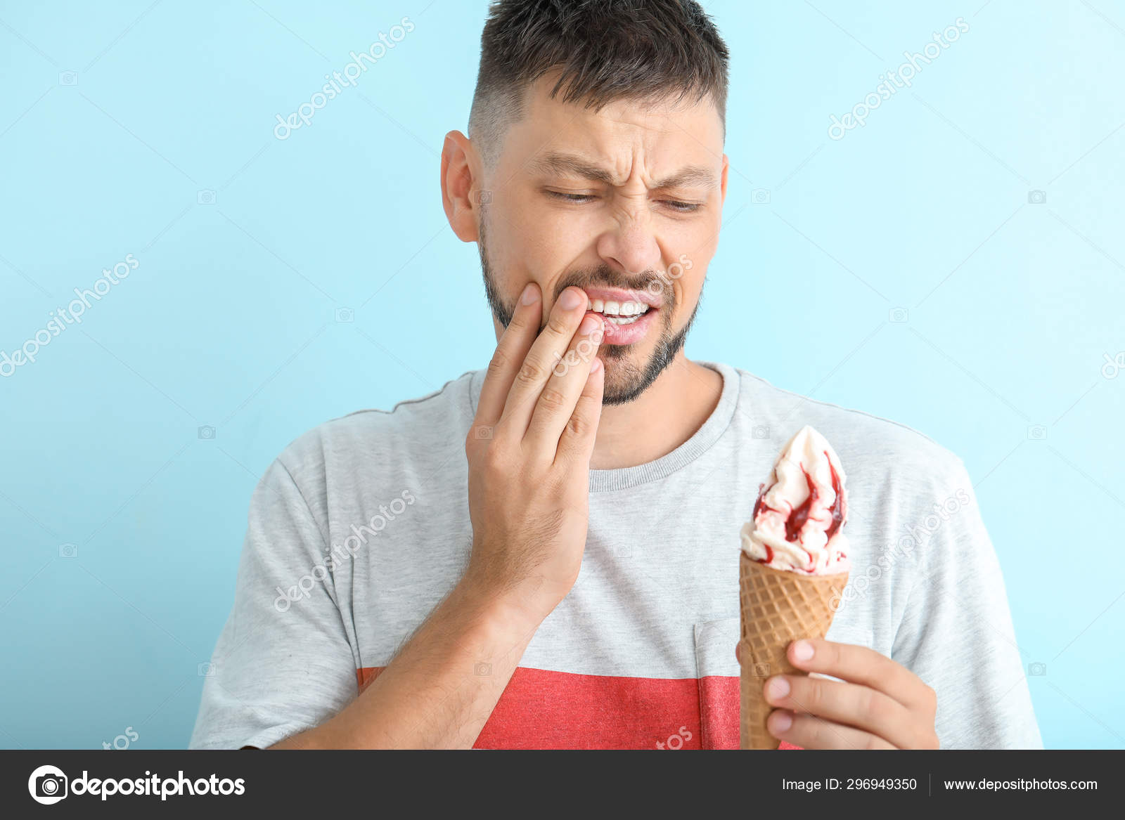 Man with sensitive teeth and cold ice-cream on color background ⬇ Stock ...