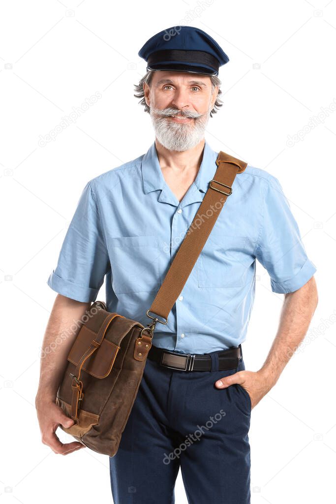 Guapo viejo cartero sobre fondo blanco 2024