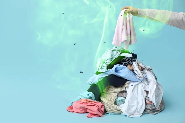 Mano Femenina Montón Ropa Sucia Sobre Fondo Color — Foto de stock ...