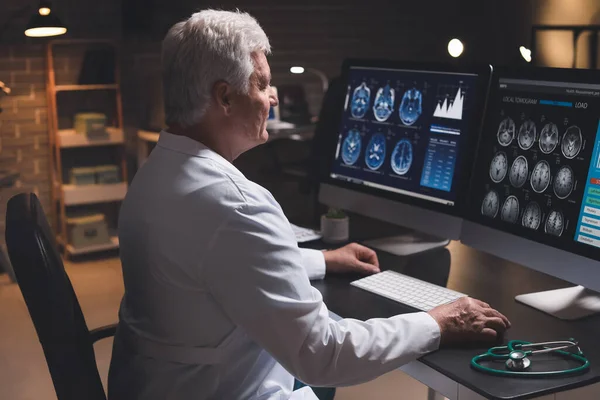 Senior Neurologist Mri Scan Human Head Clinic — Stock Photo © serezniy ...