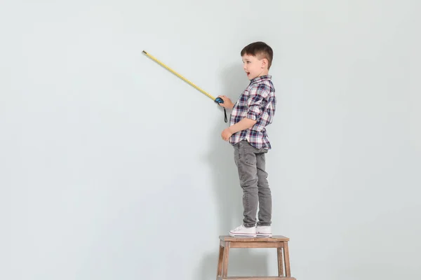 Medidor infantil fotos de stock, imágenes de Medidor infantil sin ...