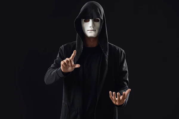 hacker profesional utilizando la pantalla virtual en el fondo oscuro 2025