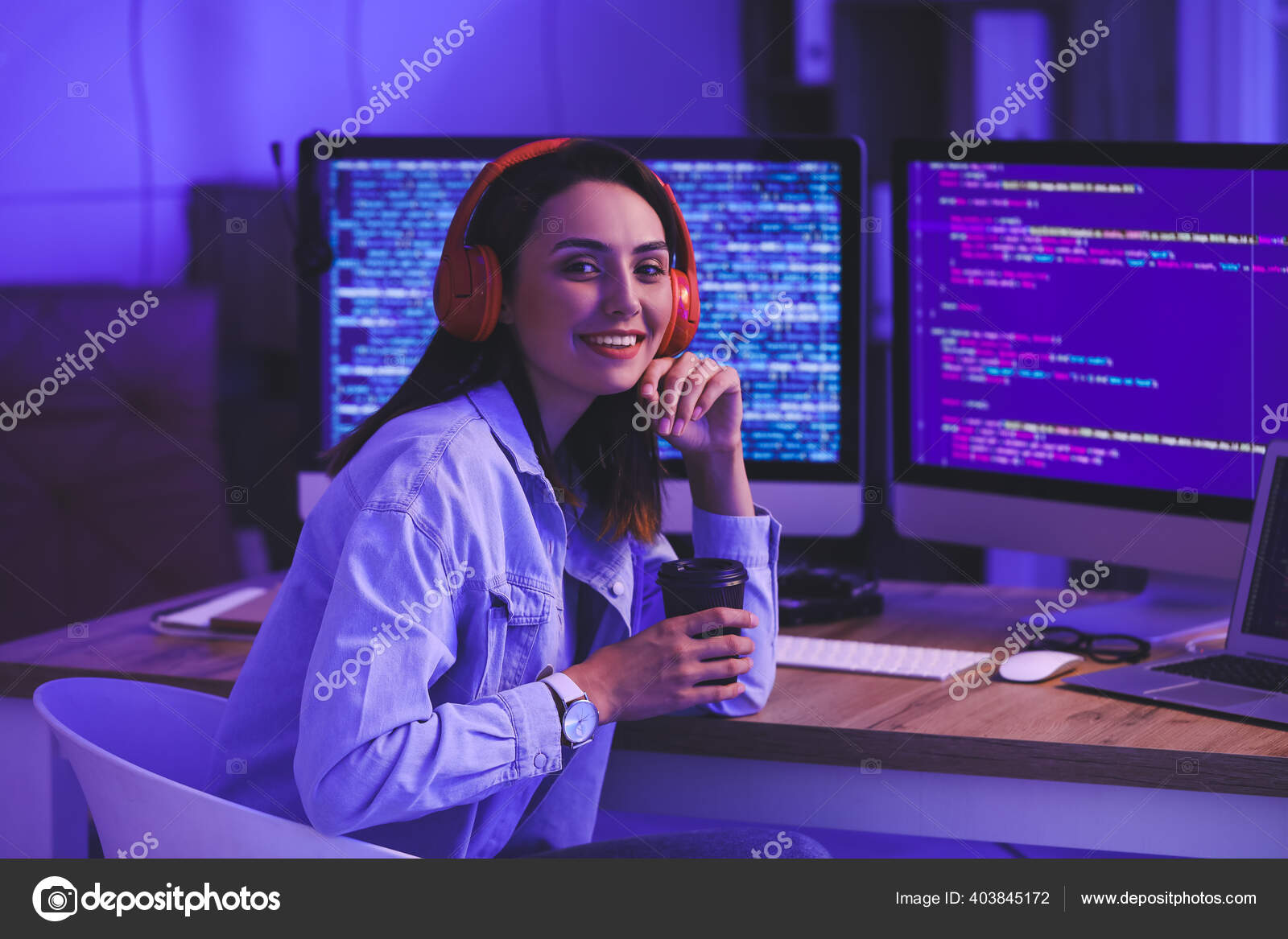 Programadora Femenina Trabajando Oficina Por Noche — Foto de stock ...