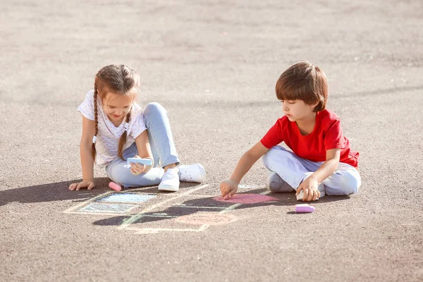 Niños jugando rayuela Stock Photos, Royalty Free Niños jugando rayuela ...