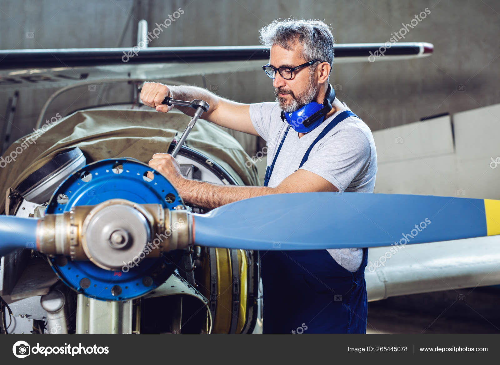 Aircraft Mechanic Repairs Aircraft Engine — Stock Photo © zorandim ...