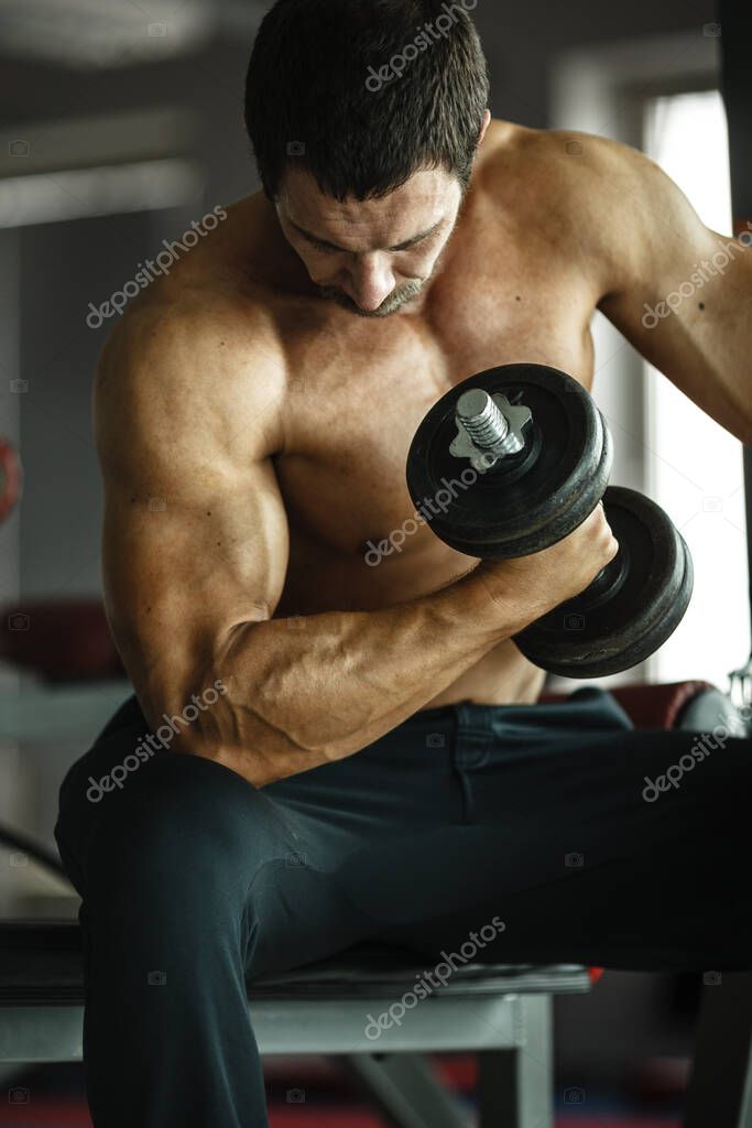 Fitness en gimnasio, deporte y estilo de vida saludable. Hombre atlético guapo con torso desnudo ...