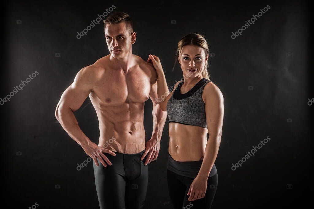 Fitness en gimnasio, deporte y estilo de vida saludable. Pareja de hombres y mujeres atléticos ...