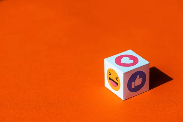 Emoji symbols fotos de stock, imágenes de Emoji symbols sin royalties ...