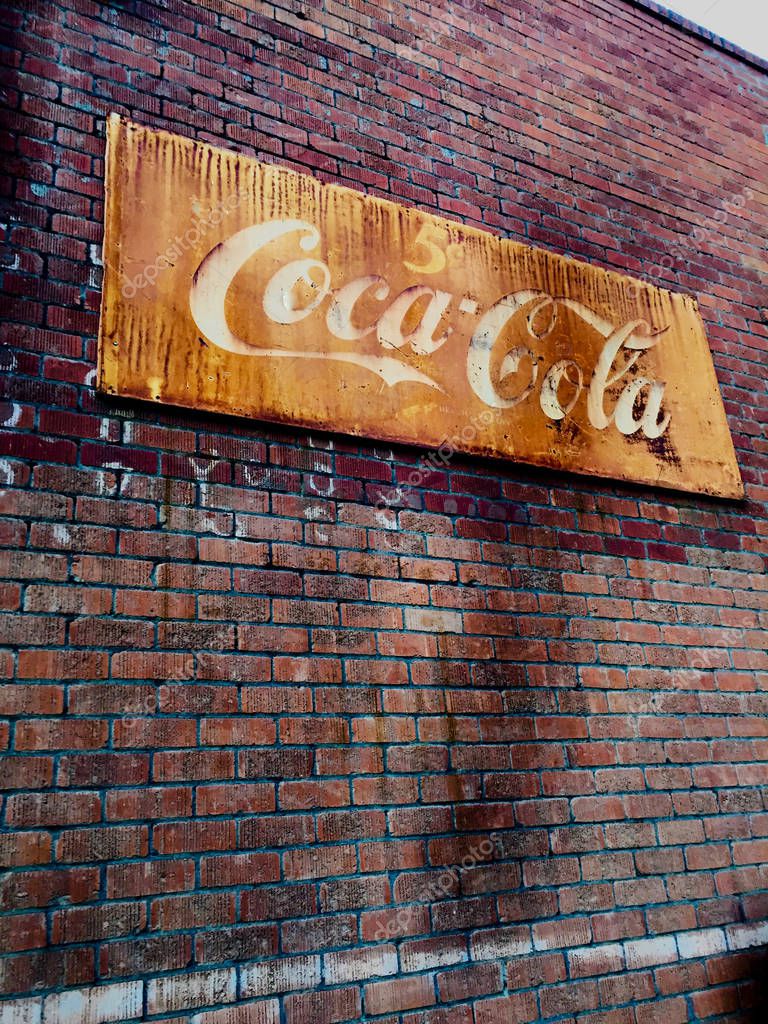 Cartel de Coca Cola Vintage colgado en una pared frente a un ...