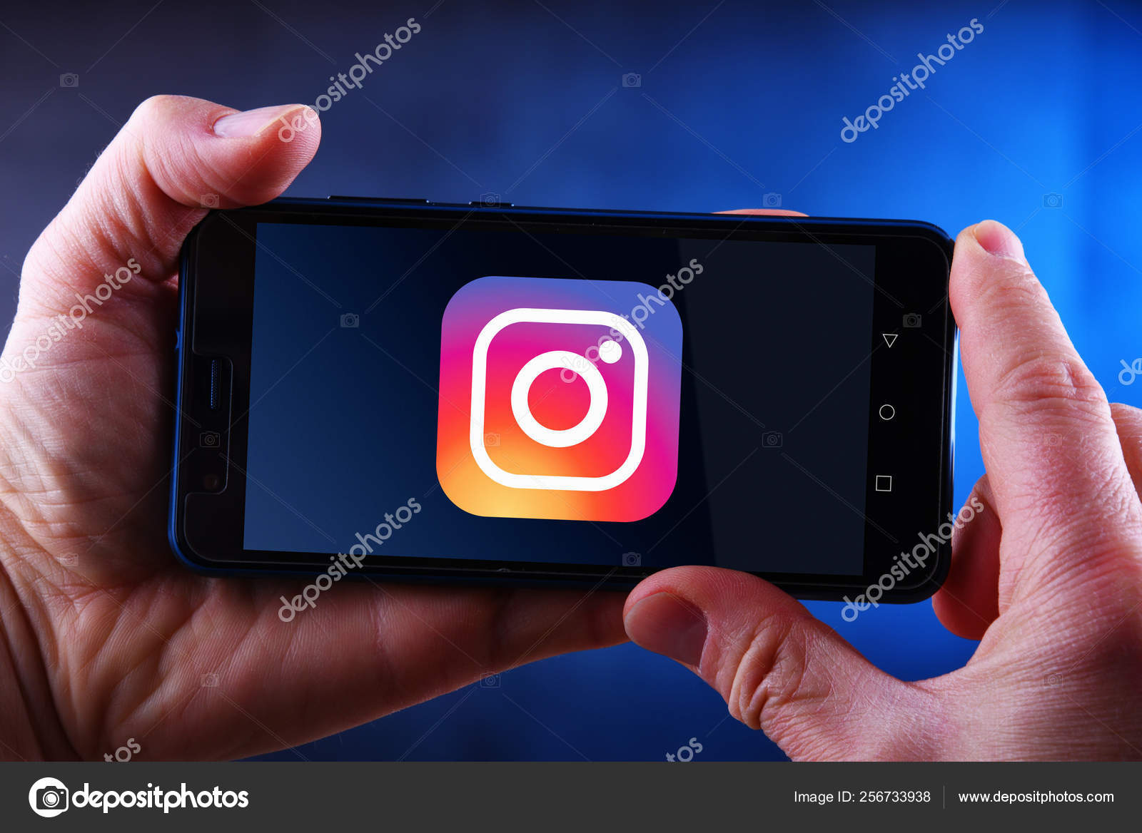 Hands holding smartphone displaying logo of Instagram — Stock Editorial ...
