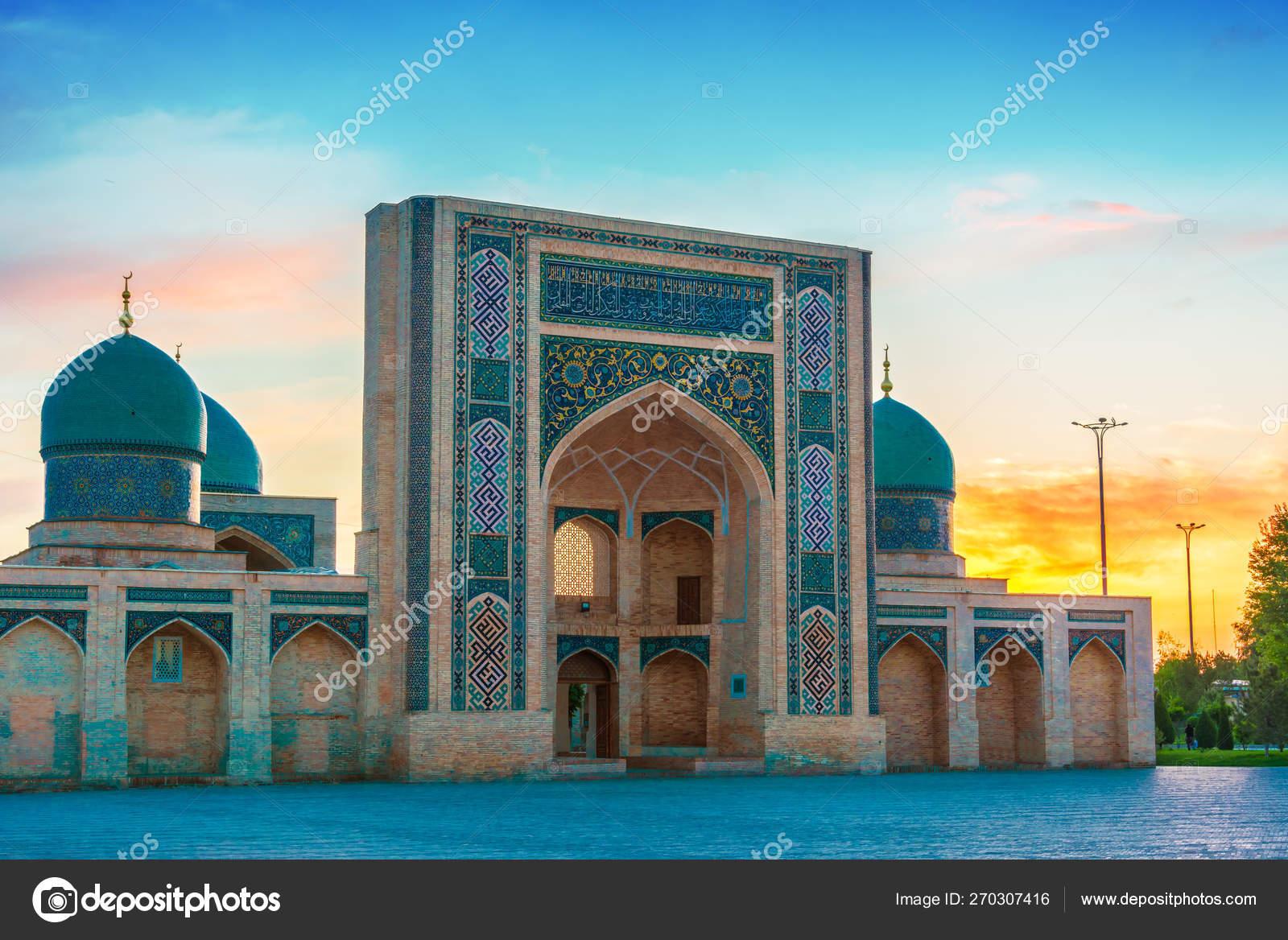 Mesquita Khast Imam em Tashkent, Uzbequistão fotos, imagens de © monticello #270307416