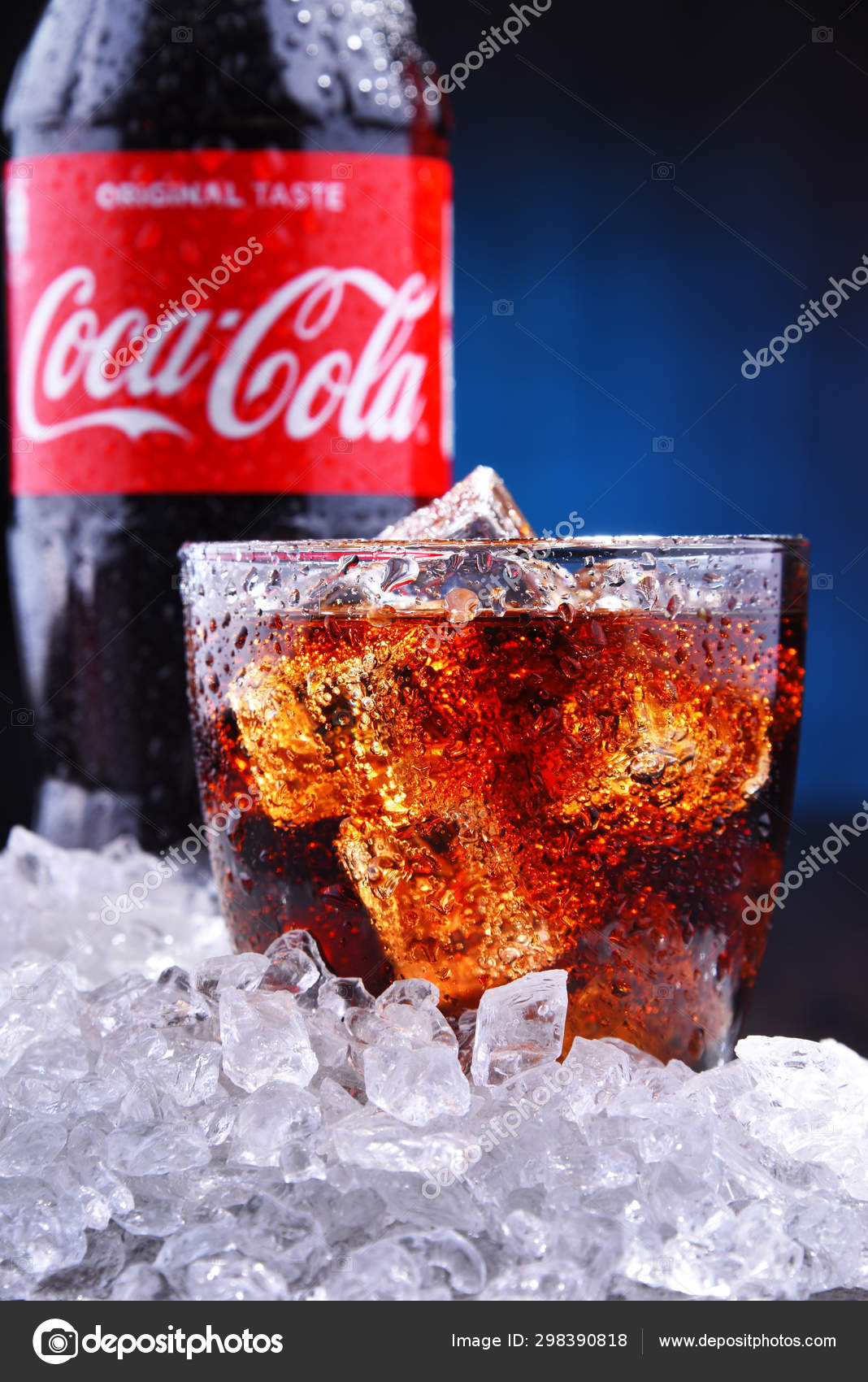Vaso de refresco carbonatado Coca Cola — Foto editorial de stock © monticello #298390818