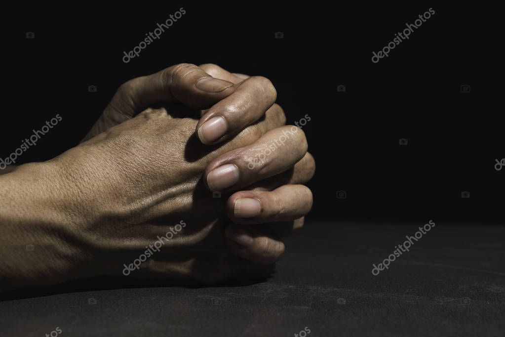 Fotos de Mano del hombre mientras reza por la religión. Concepto paz y ...