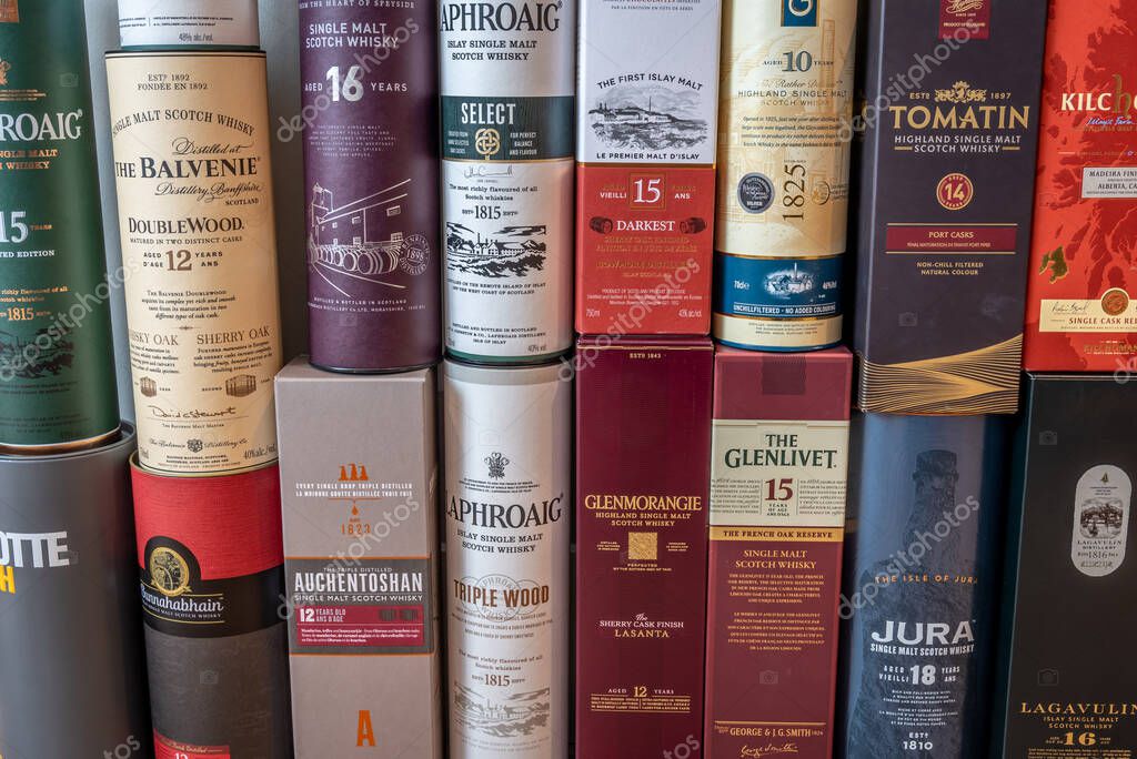 Varias cajas de presentaci n de whisky escoc s apiladas juntas para crear un fondo. 2024