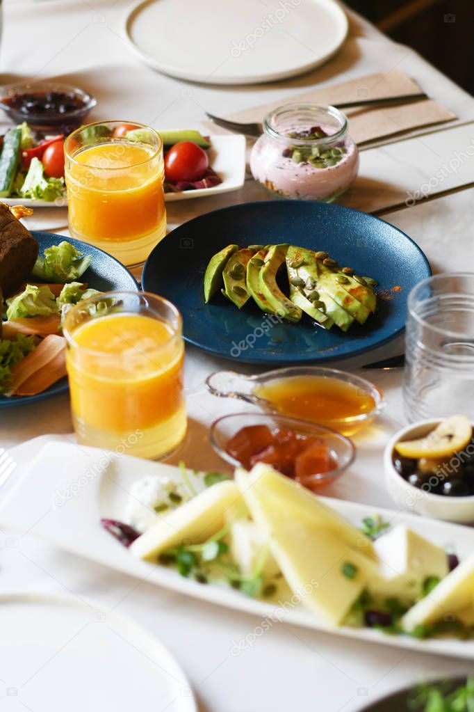 Deliciosa comida servida en varios platos sobre una mesa 2024