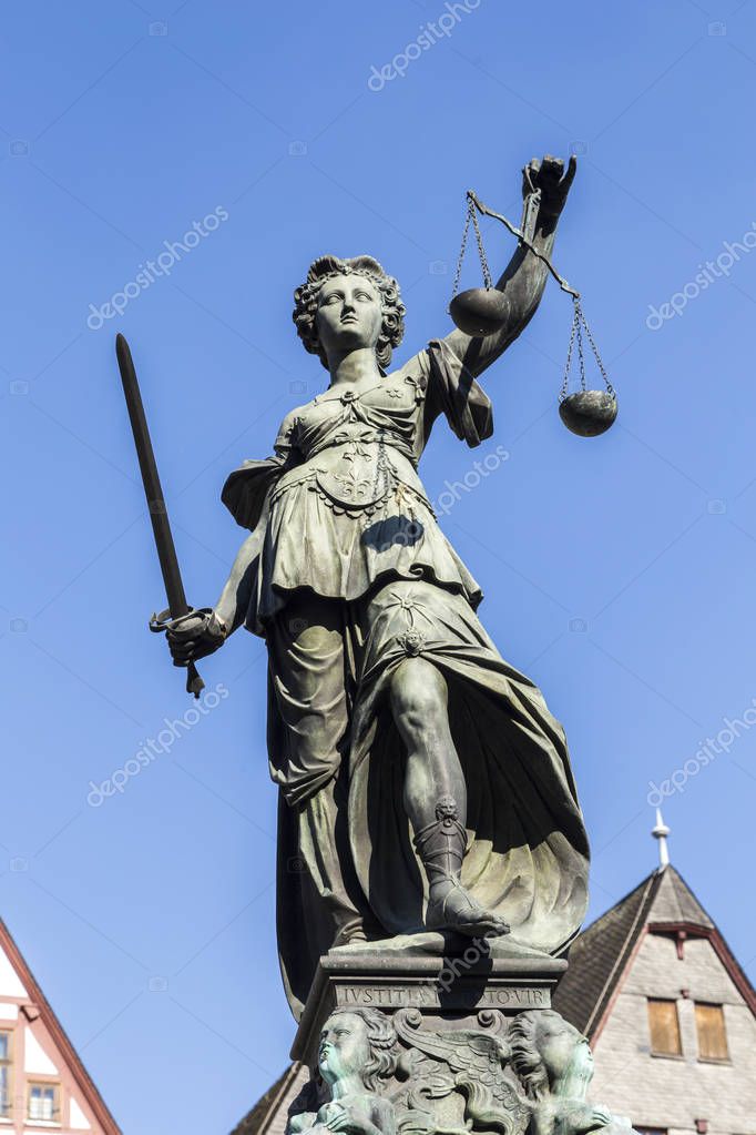 Escultura de Justia (Lady Justice) en la plaza Roemerberg de Frankfurt ...