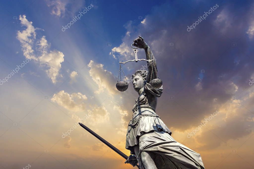 Estatua de Lady Justice frente al Romer en Frankfurt - Germen 2023