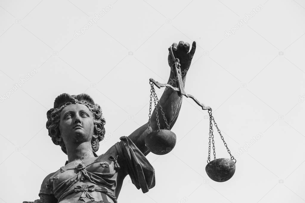Estatua de Lady Justice frente al Romer en Frankfurt - Germen 2023