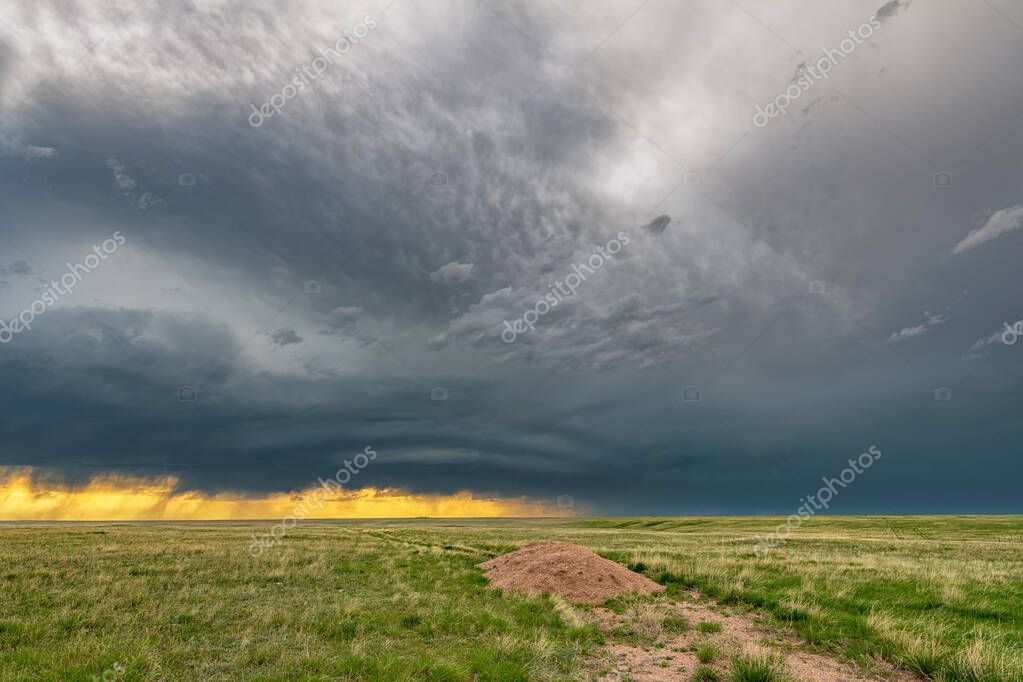 Panorama de una masiva supercélula del clima mesociclón, que es una ... Panorama de una masiva supercélula del clima mesociclón, que es una ...