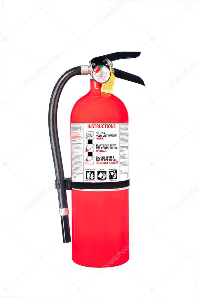 Un extintor rojo clásico aislado en blanco para su uso como elemento de ...