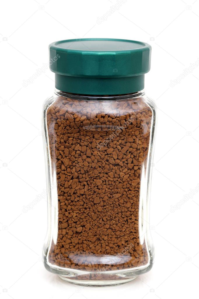 Café instantáneo en frasco de vidrio aislado sobre fondo blanco 2024