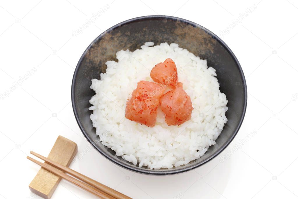 Japonés cocinado arroz blanco con karashi mentaiko sobre fondo blanco 2024