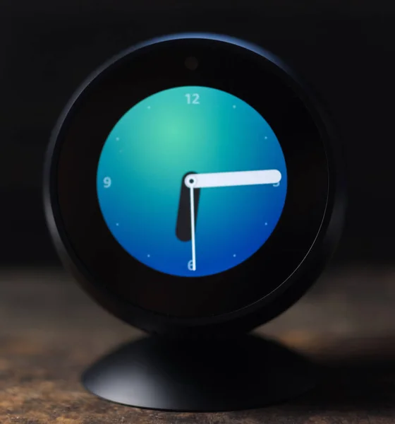 TOKIO, JAPÓN - 31 de julio de 2018. Amazon eco spot en fondo de mesa de ...