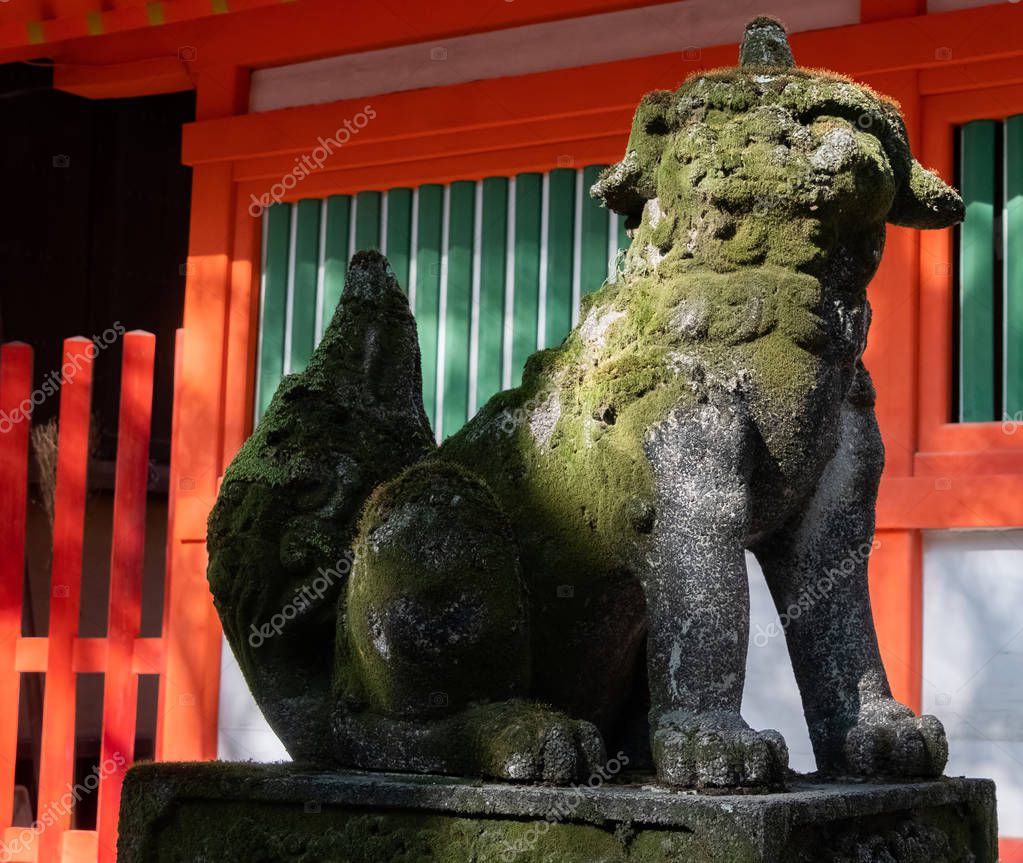 Estatua de león de Komainu o perro en un santuario sintoísta en Fukuoka ...