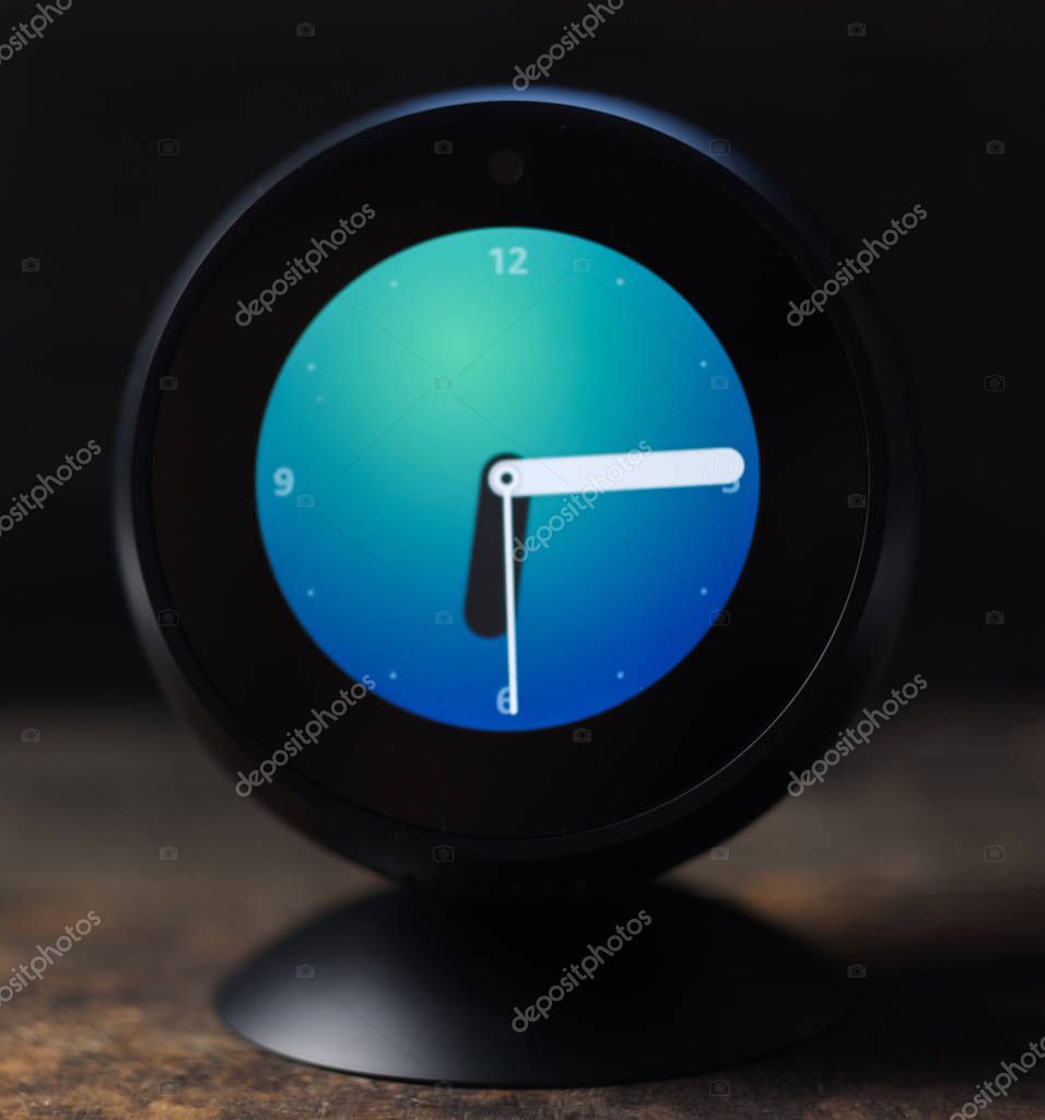 TOKIO, JAPÓN - 31 de julio de 2018. Amazon eco spot en fondo de mesa de ...