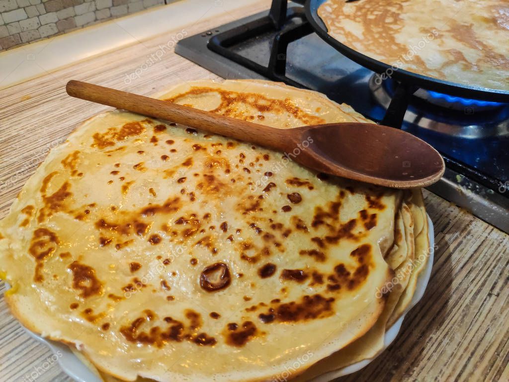 deliciosos panqueques, panqueques de cocina, panqueques en una sartén 2023