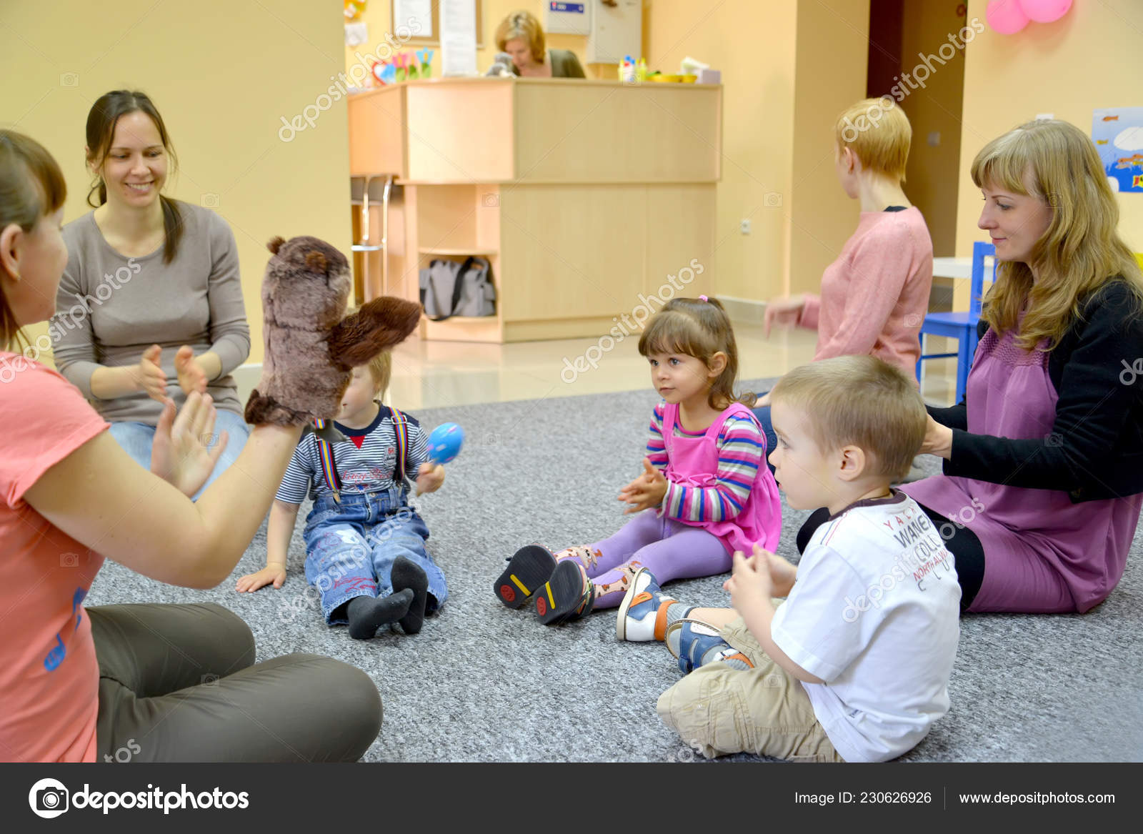 Kalininingrad Rusia Abril 2014 Los Niños Juegan Juntos Con Los — Foto ...