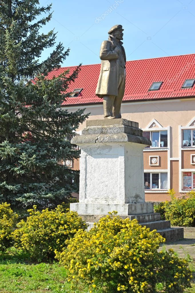 OZYORSK, RUSIA - 24 de agosto de 2019: Un monumento a V.I. Lenin en la ...
